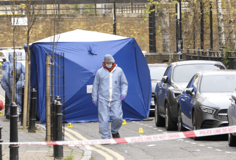 Murder investigation underway after stabbing in Hackney - UK News in Pictures