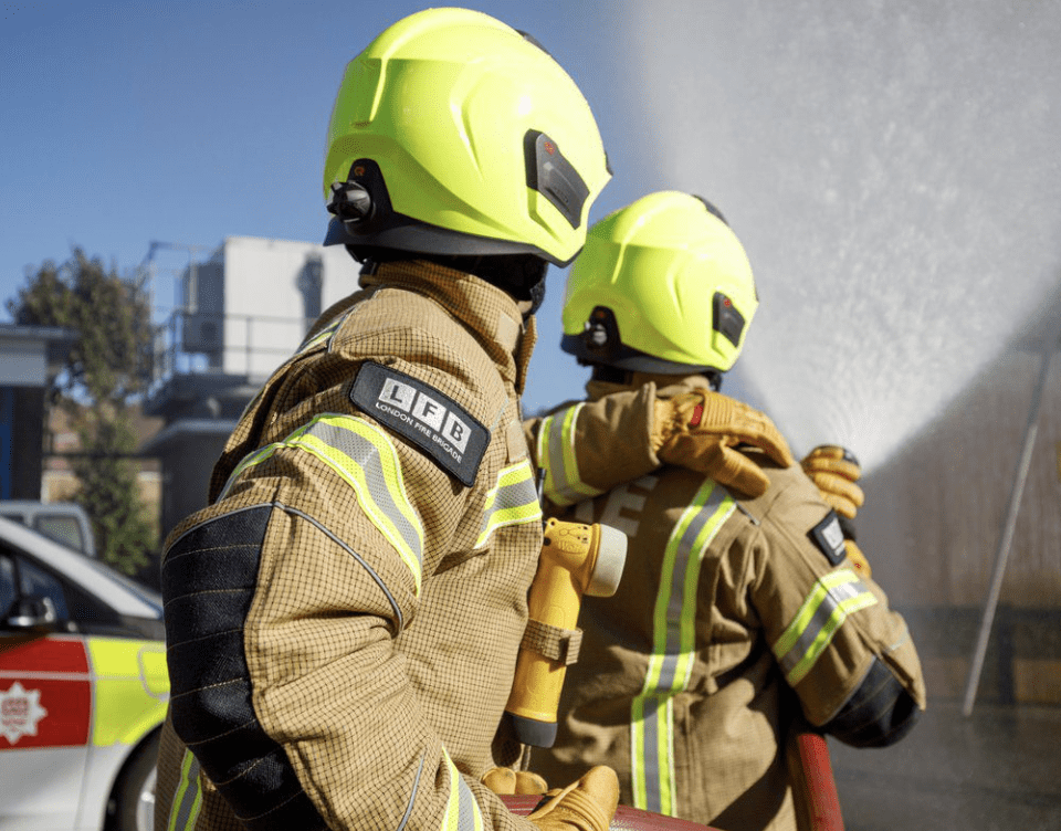 Massive Fire Engulfs Business Unit in Perivale, London %sep% UKNIP