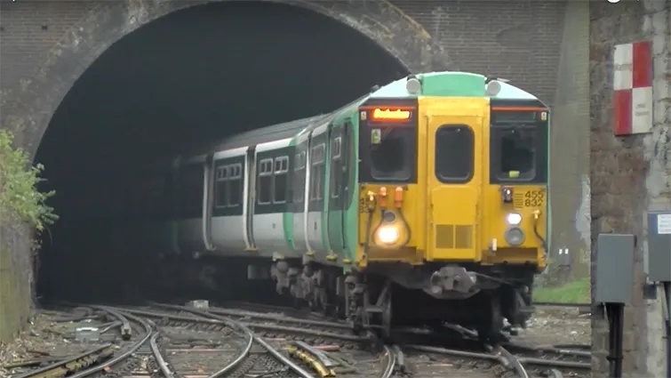 Person Struck by Train Between Gatwick Airport and Purley Causes Line ...