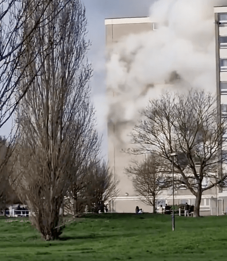 Massive Fire Engulfs Flat in Erith, Prompting Major Firefighting Effort ...