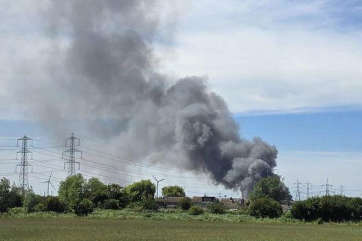 Major Fire Engulfs Industrial Estate in Rainham – UK News in Pictures