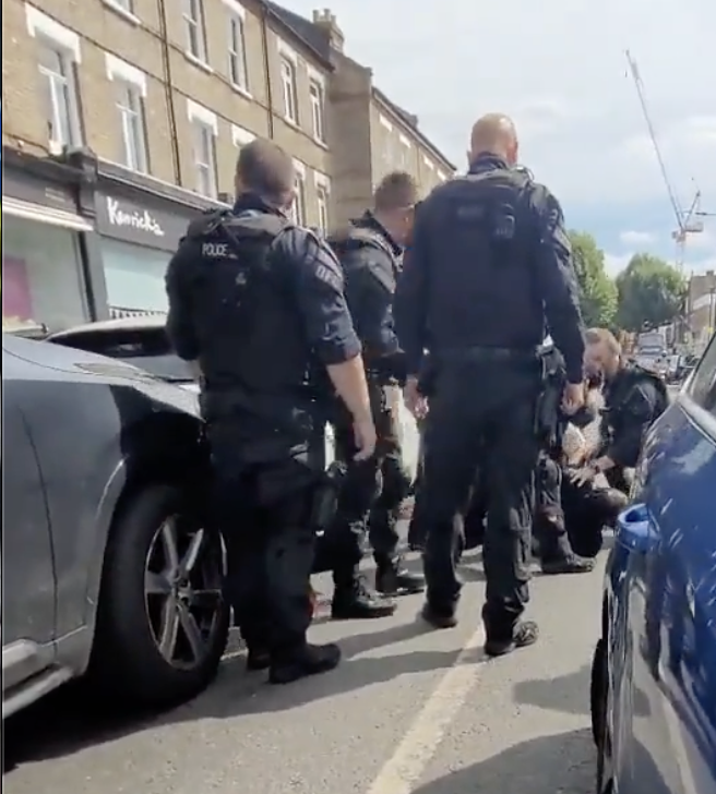 Armed Police Use Spike Trap to Stop Car on Wandsworth Bridge | UKNIP ...