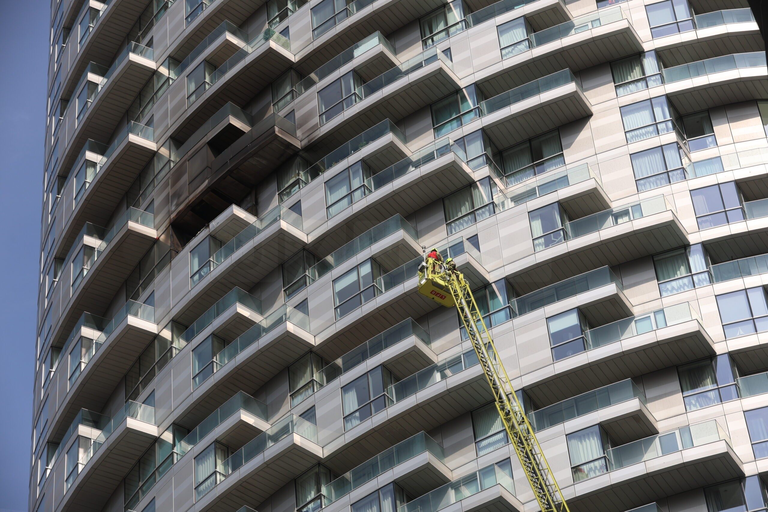 Balcony Destroyed in Blackwall High-Rise Fire | UKNIP | UK News in Pictures