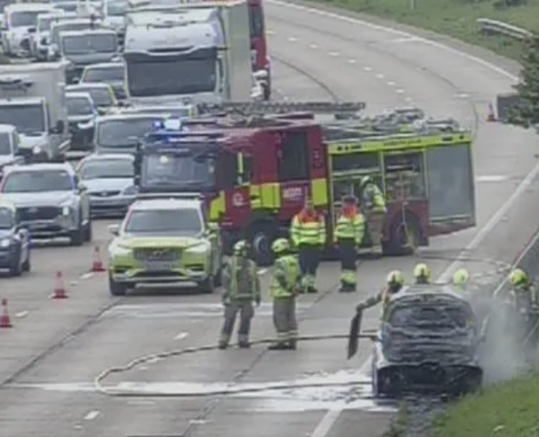 M25 Anticlockwise Closed After Vehicle Fire Causes 4 Mile Traffic Jam ...